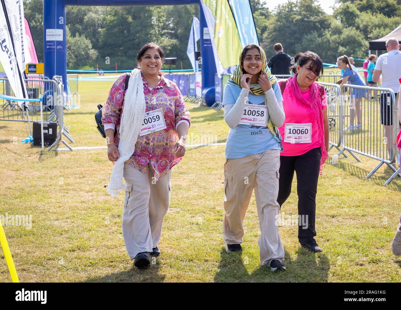 Race for Life in aid of Cancer Research. Hundreds of people dressed in ...