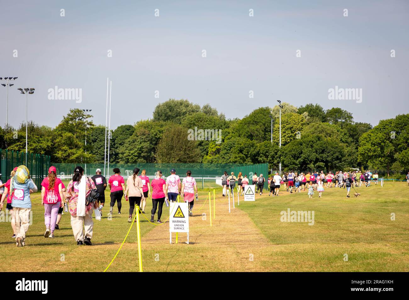 Race for Life in aid of Cancer Research. Hundreds of people dressed in ...