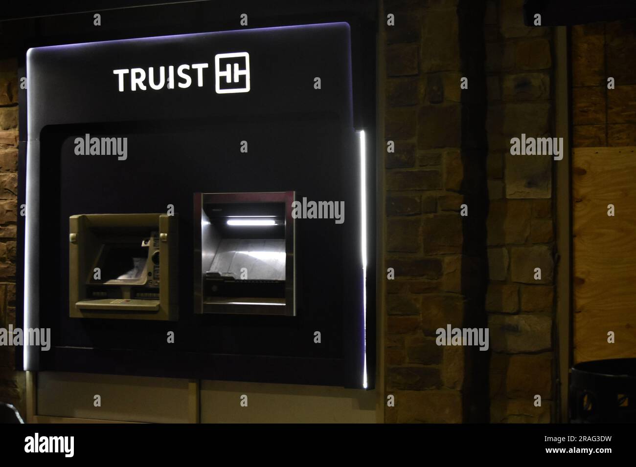 Truist bank building hi-res stock photography and images - Alamy