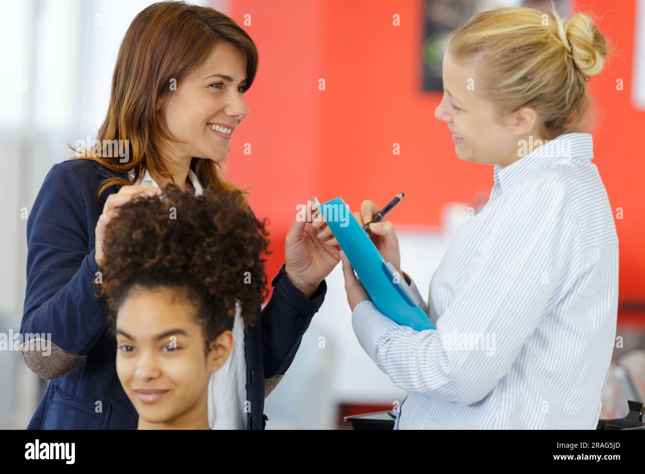 Hairdressing class hi-res stock photography and images - Alamy