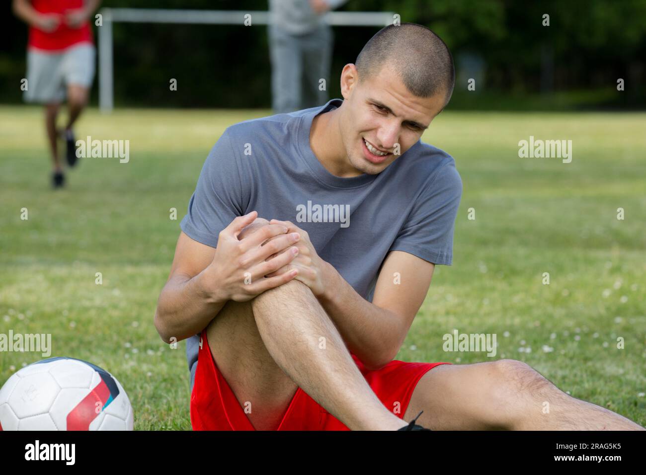 knee injury during football practice Stock Photo - Alamy