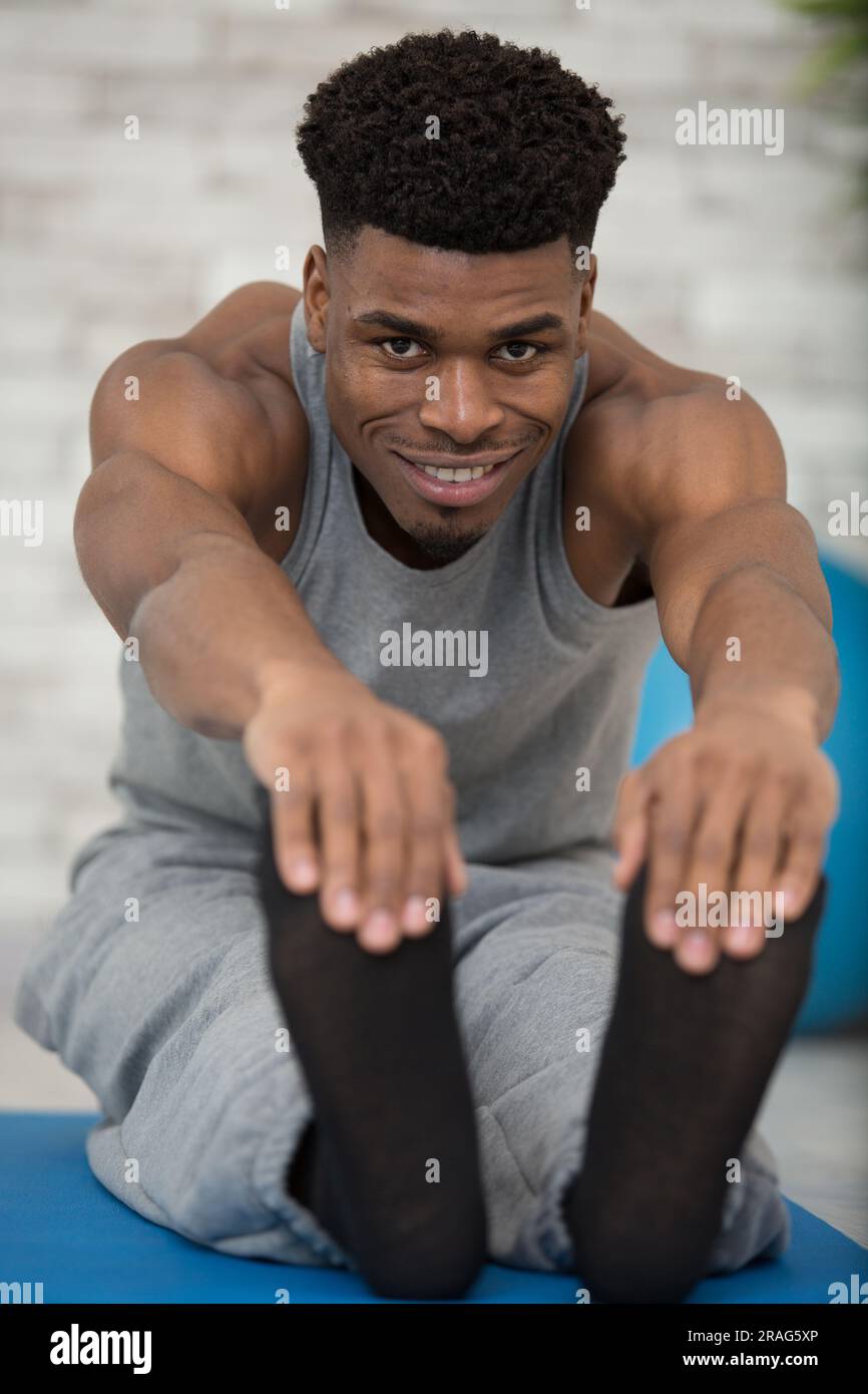 fitness man doing stretching in gym Stock Photo - Alamy
