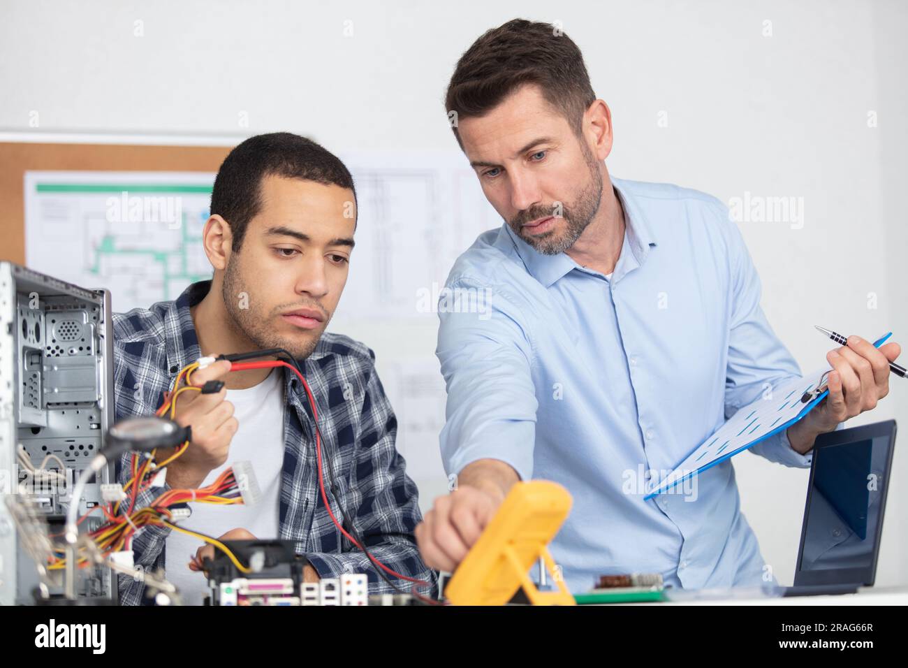 Computer repair class hi-res stock photography and images - Alamy