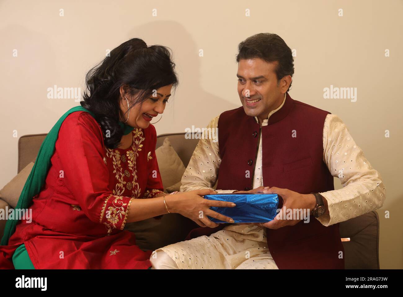 Happy Indian man brings Surprise gift for his Indian wife in saree ...