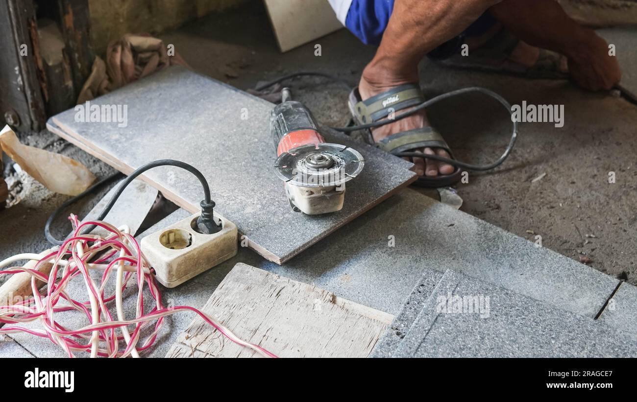 Flat ceiling cutter with an electric cutter. Flat ceiling cutter with ...