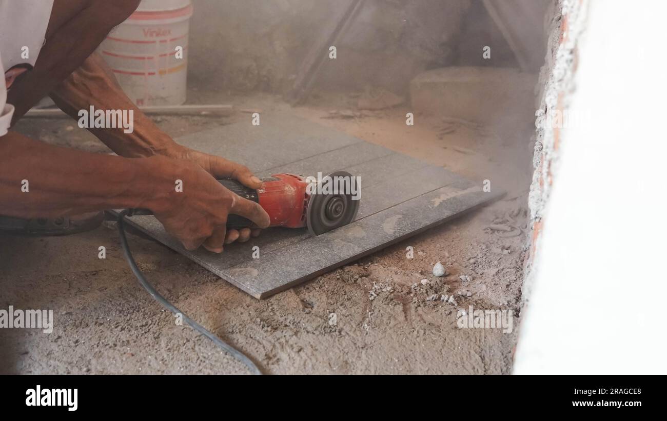 Flat ceiling cutter with an electric cutter. Flat ceiling cutter with ...