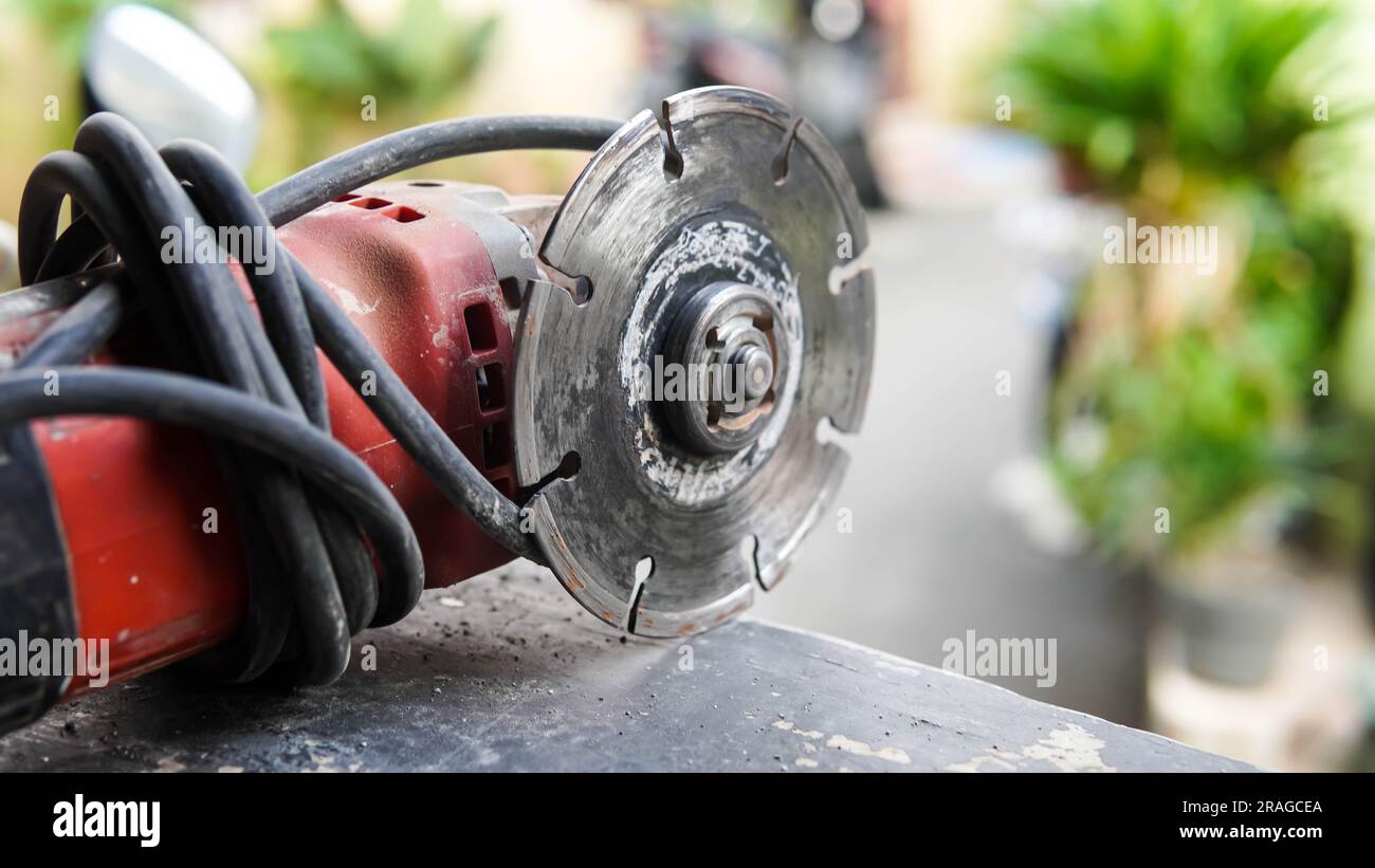 Flat ceiling cutter with an electric cutter. Flat ceiling cutter with ...