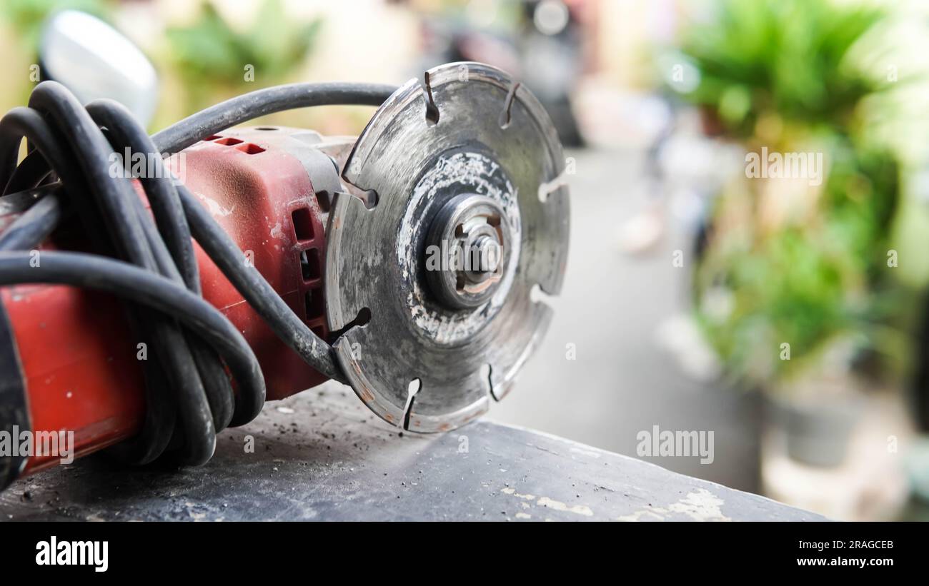 Flat ceiling cutter with an electric cutter. Flat ceiling cutter with ...