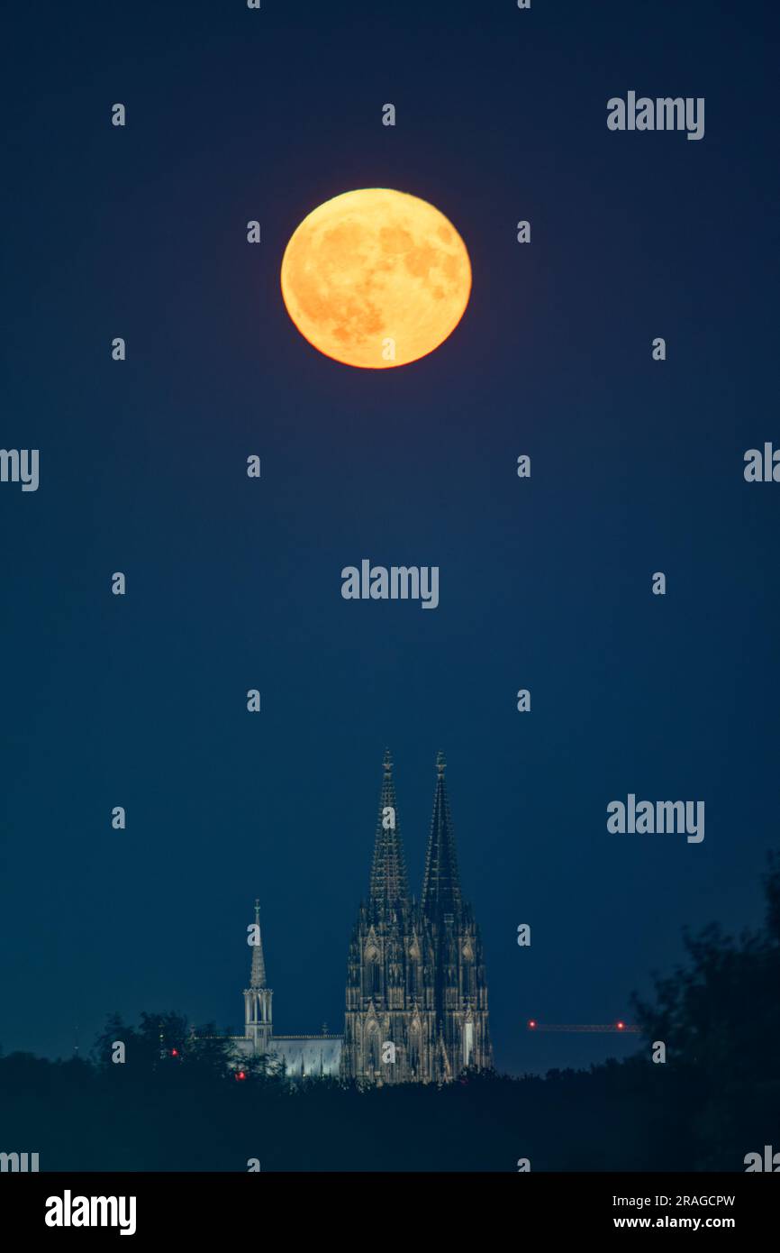 Cologne, Germany. 03rd July, 2023. The full moon rises over the Cologne ...