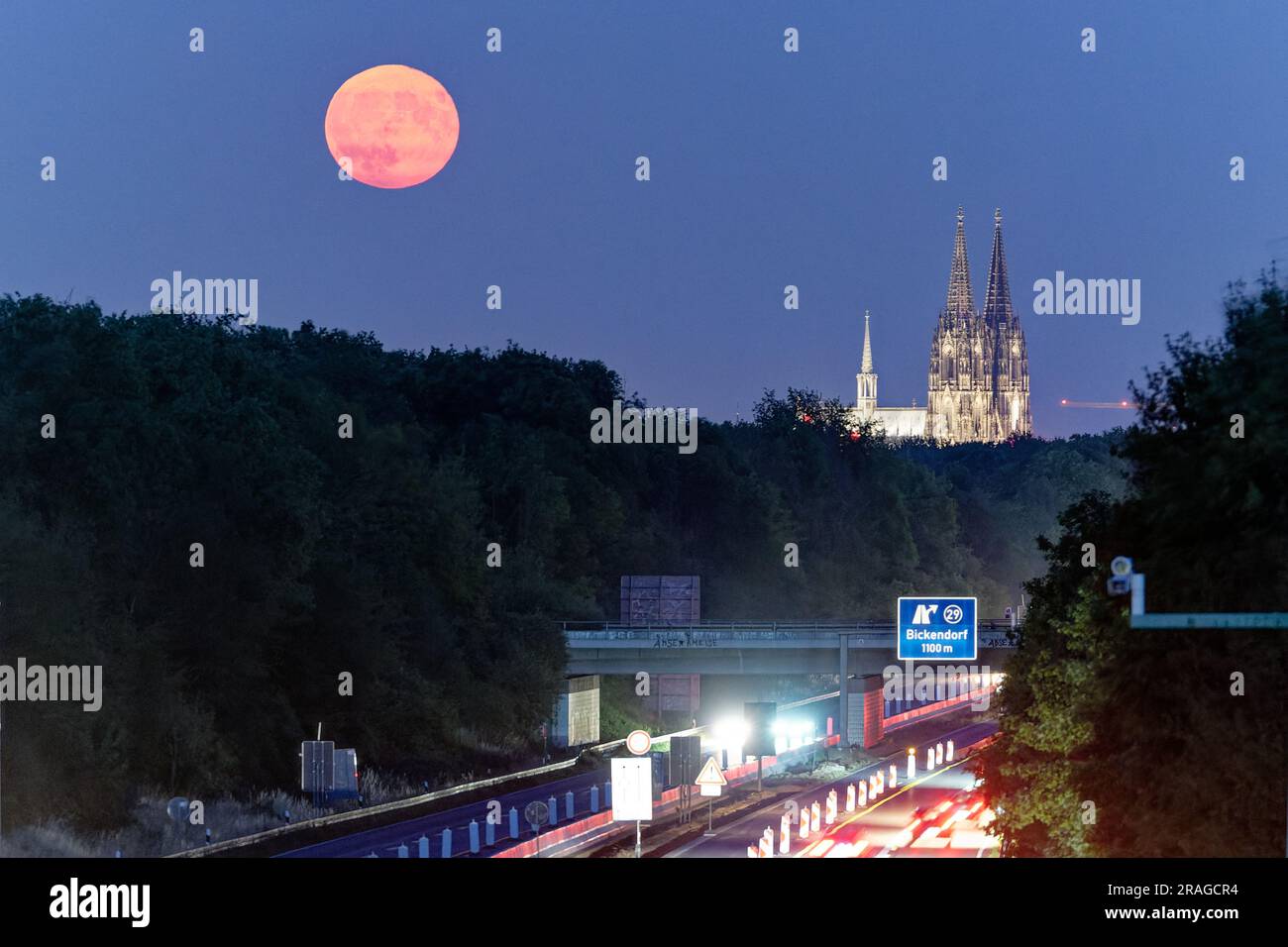 Cologne, Germany. 03rd July, 2023. The full moon rises over the Cologne ...