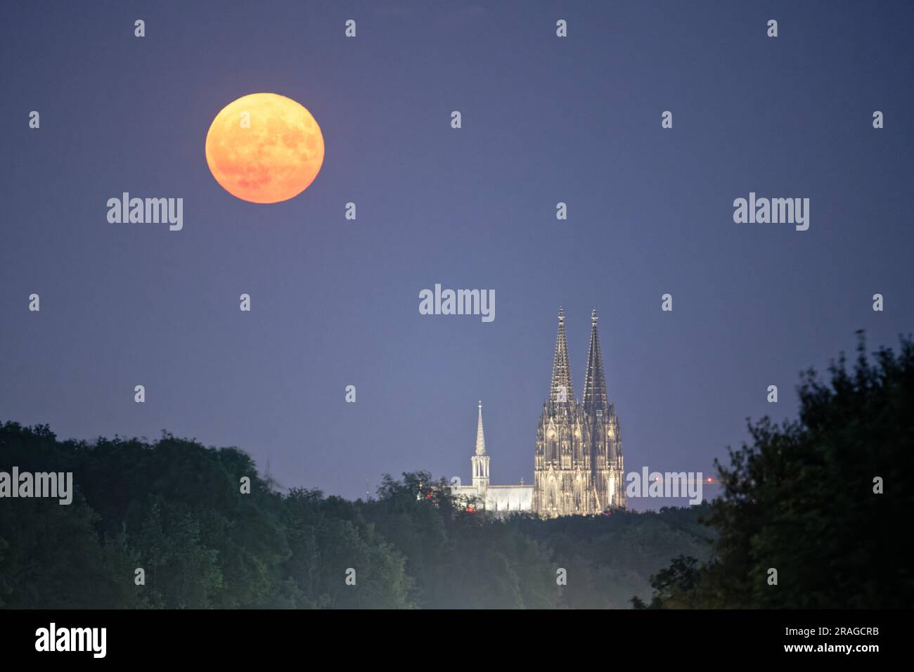 Cologne, Germany. 03rd July, 2023. The full moon rises over the Cologne ...