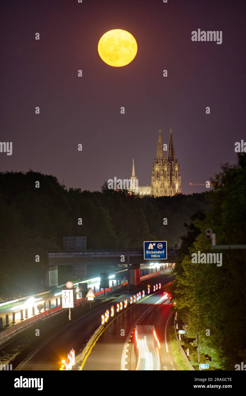 Cologne, Germany. 03rd July, 2023. The full moon rises over the Cologne ...