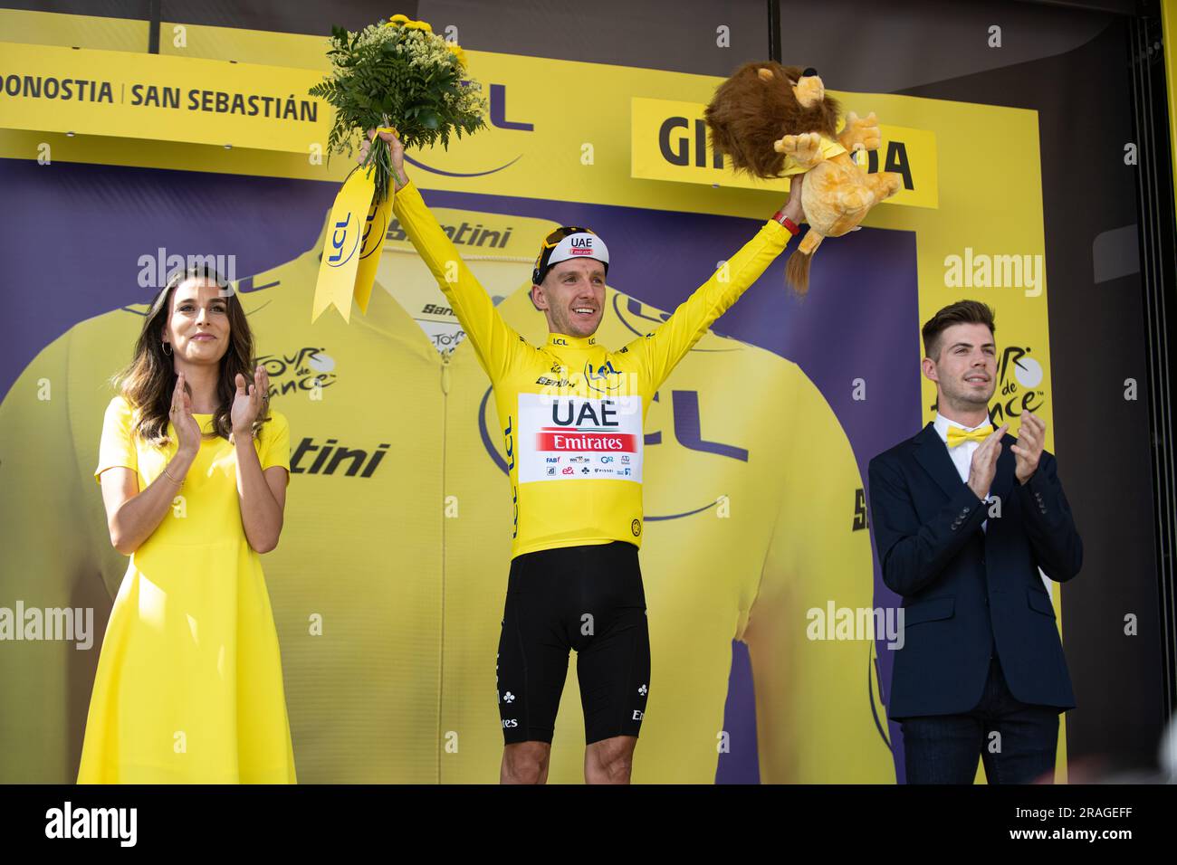 Adam Yates on the podium in Donostia with the yellow jersey of the ...