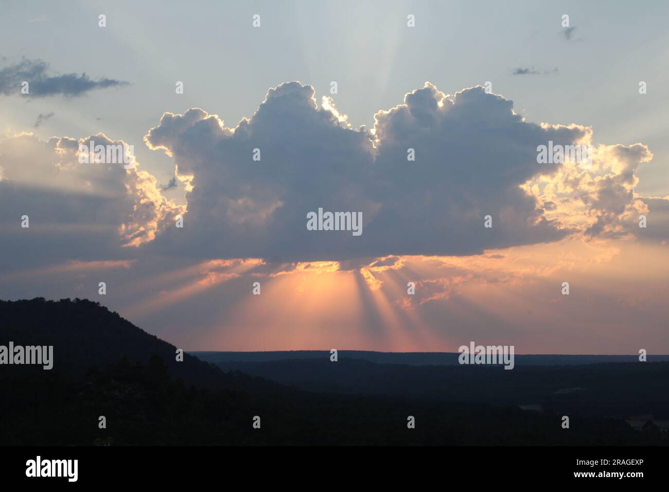 Sol rayos nubes naturaleza hi-res stock photography and images - Alamy