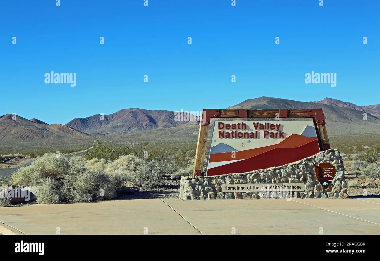 Trail entrance sign hi-res stock photography and images - Alamy