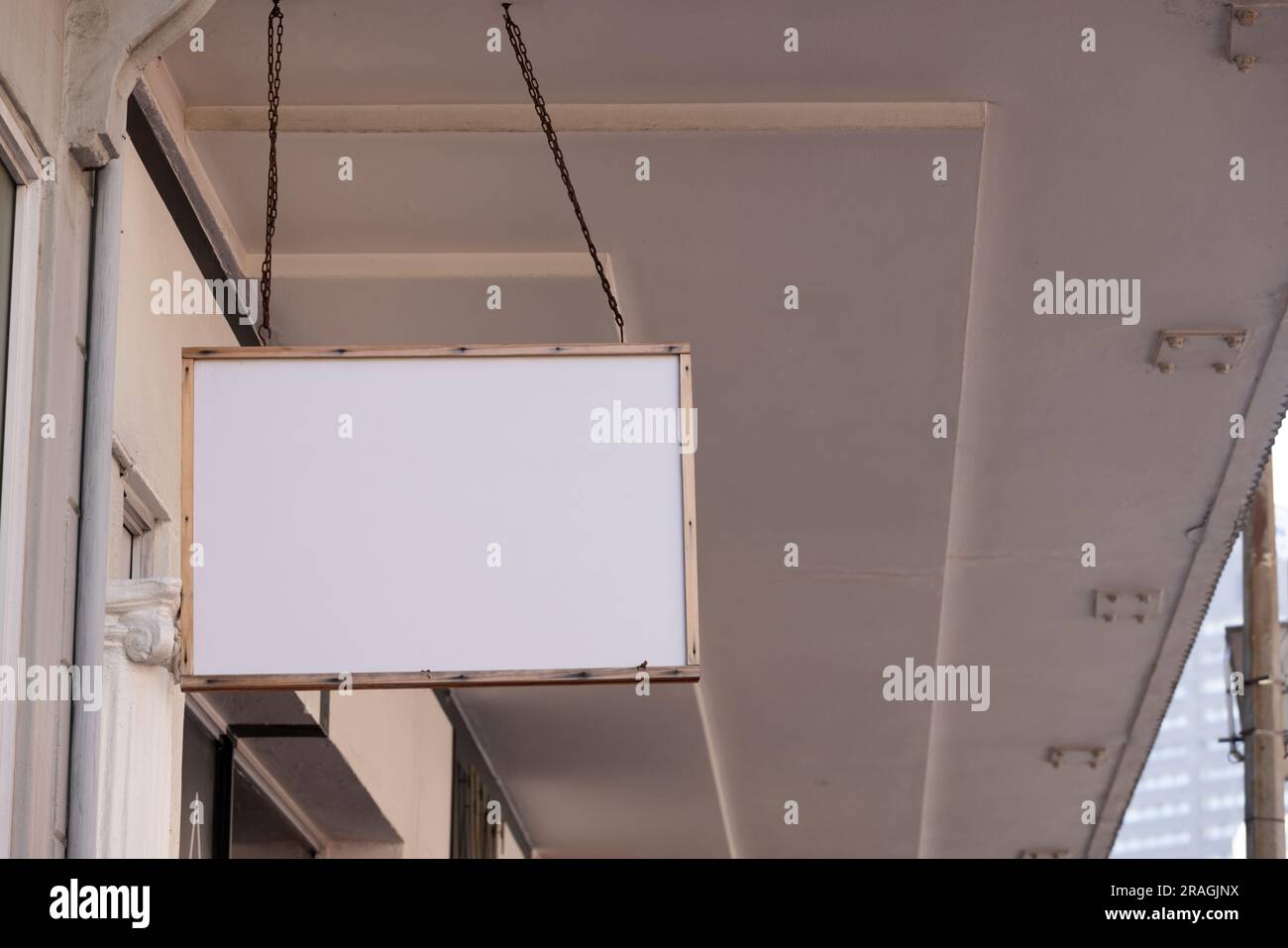 Blank sign hanging hi-res stock photography and images - Alamy