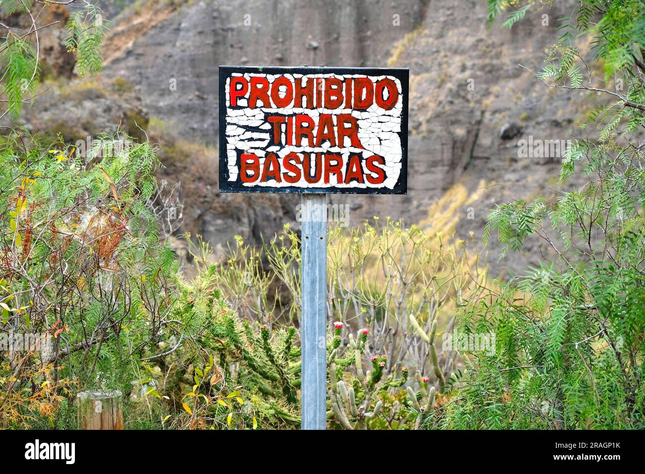 Prohibido tirar basuras (English: Disposing of garbage prohibited ...