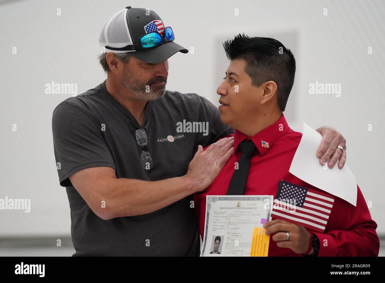St. Louis, United States. 03rd July, 2023. New U.S. citizen Edgar Mata ...