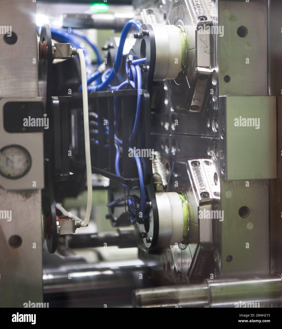 Injection molding machine hi-res stock photography and images - Alamy