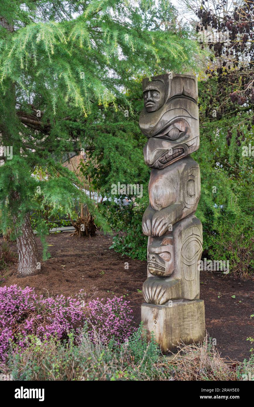 Totem pole wood carving hi-res stock photography and images - Alamy