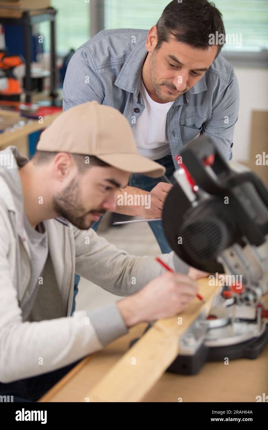 supervisor assessing apprentice carpenter at work Stock Photo - Alamy