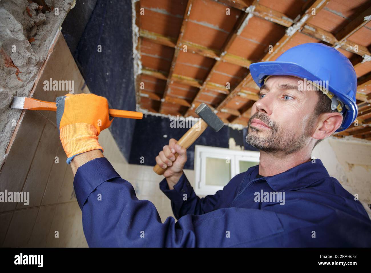 man hammers into the wall Stock Photo - Alamy