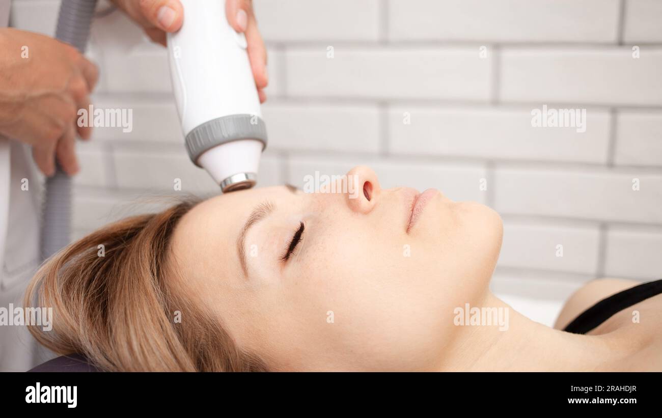 cosmetologist does rf lifting, radio waves affect skin, facelift ...