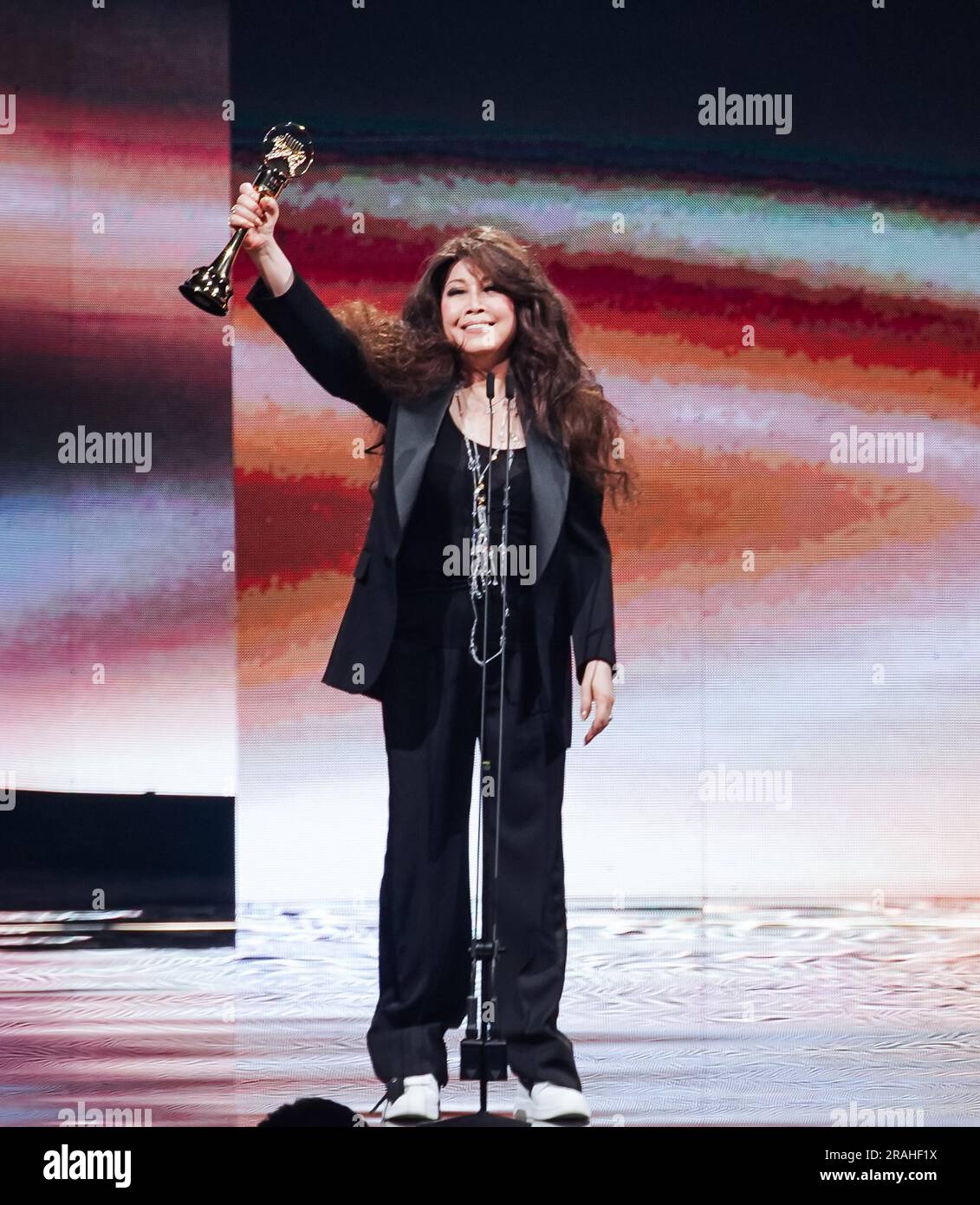 Taiwanese-Japanese singer Ouyang Fei Fei wins the Special Contribution Award of the 34th Golden ...