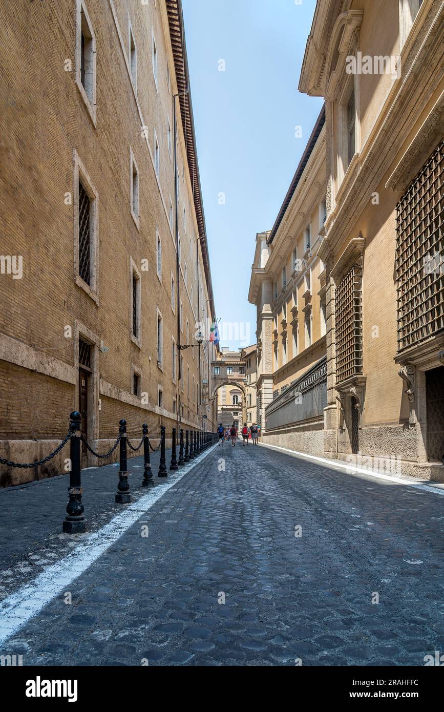 Narrow italian street with a corridor between buildings Stock Photo - Alamy