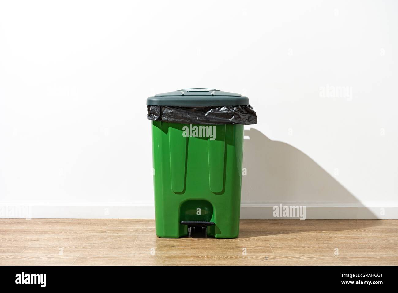 Plastic waste bin with a lid in the room Stock Photo - Alamy