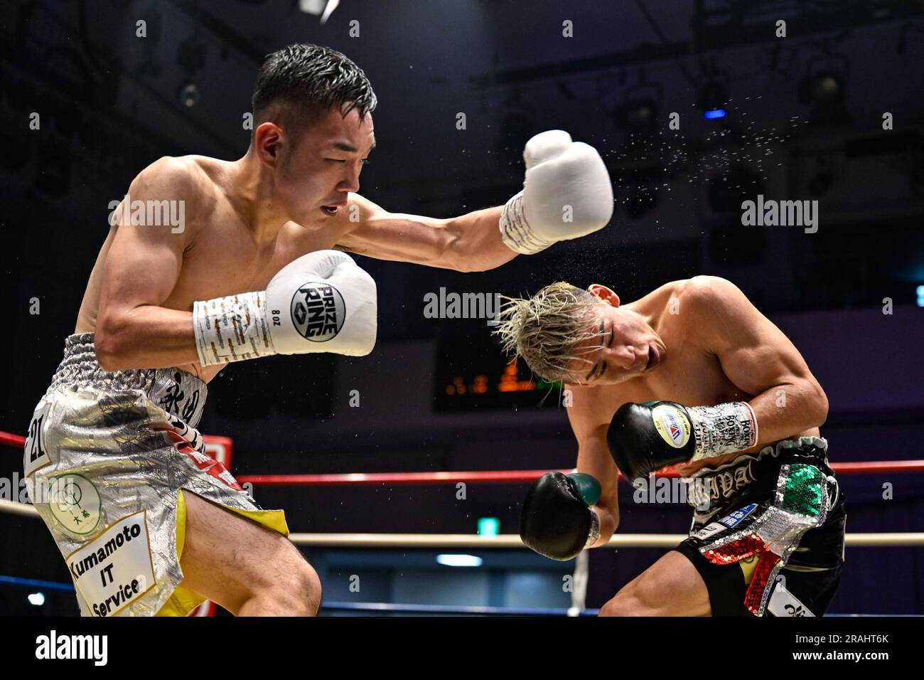 Jukiya Iimura (black gloves) and Josuke Nagata (white gloves) compete ...