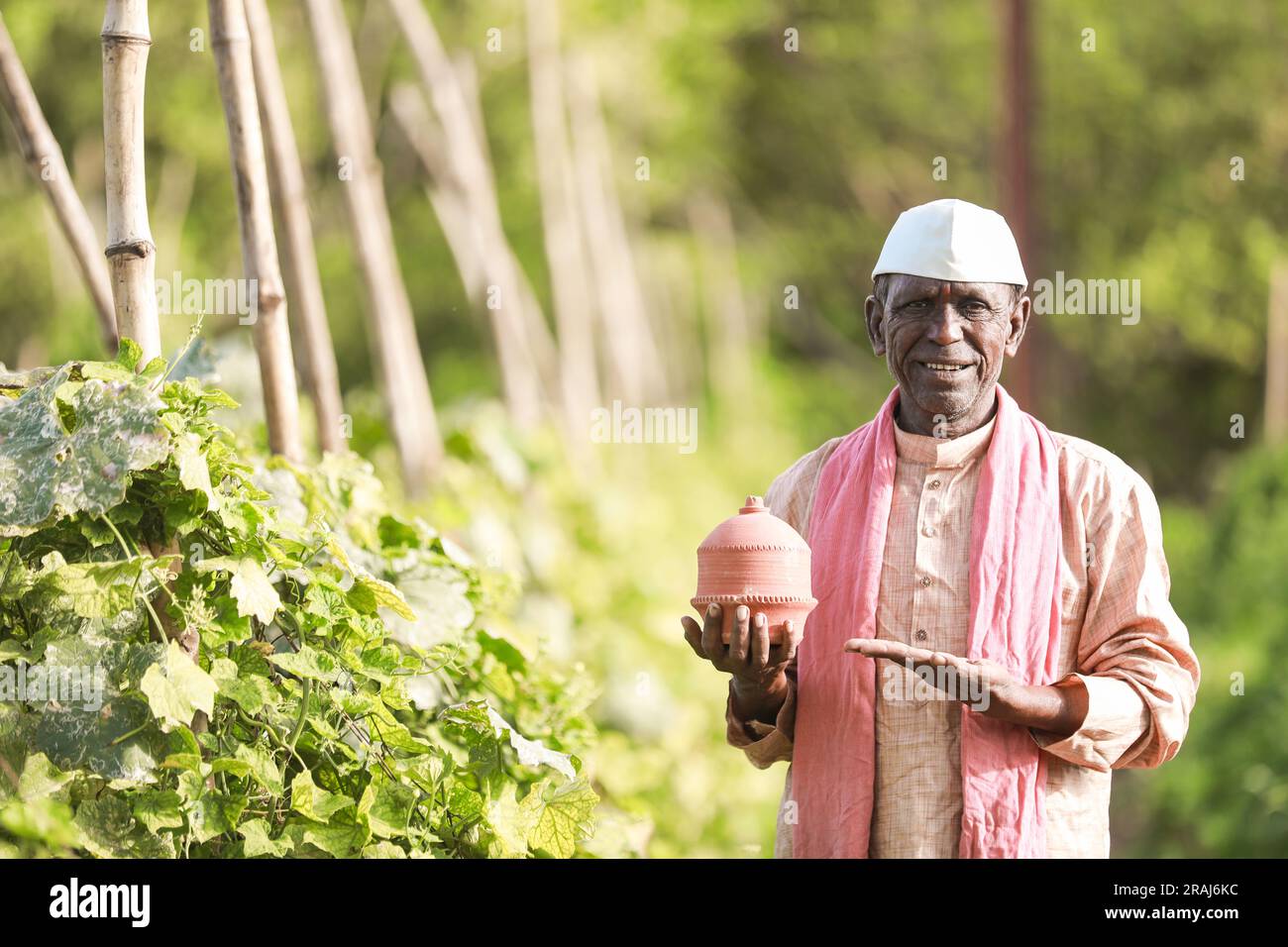 Indian farmer showing money hi-res stock photography and images - Alamy