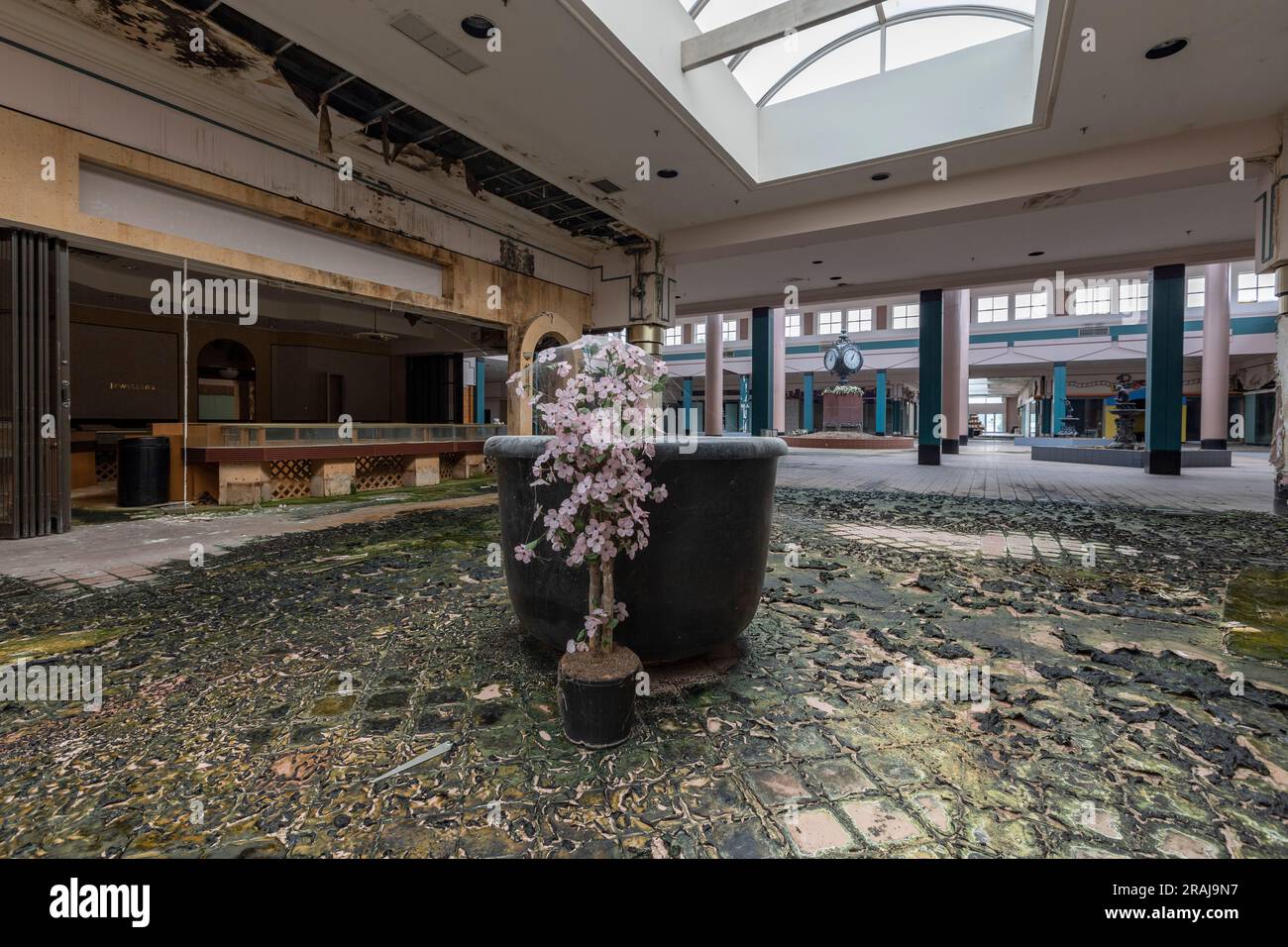 Falling parts hi-res stock photography and images - Alamy