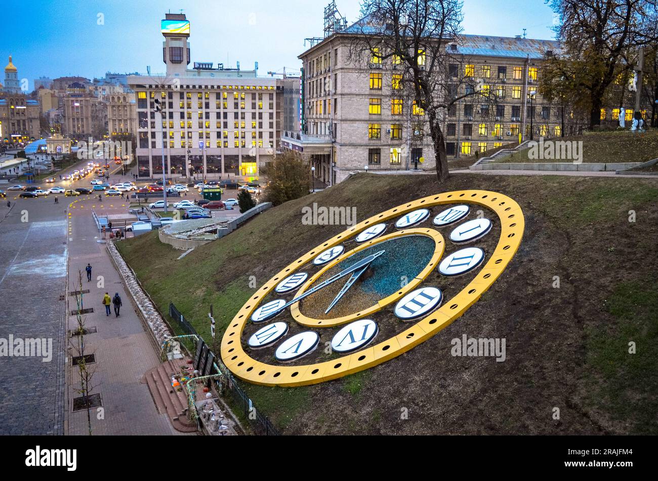 Flower clock on Maidan Nezalezhnosti, Kiev, Ukraine Stock Photo - Alamy