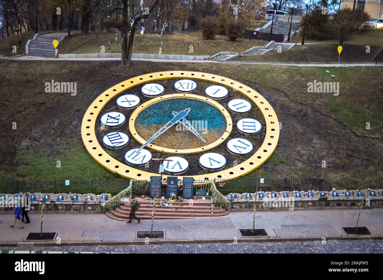 Flower clock on Maidan Nezalezhnosti, Kiev, Ukraine Stock Photo - Alamy