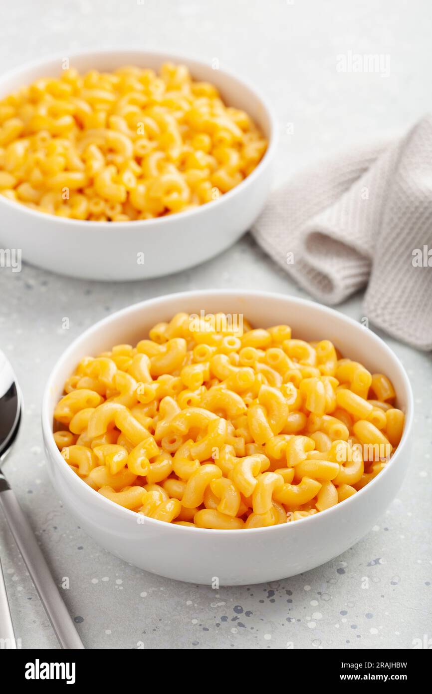 American creamy macaroni and cheese pasta Stock Photo - Alamy