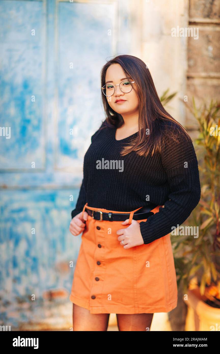 Curvy asian woman hi-res stock photography and images - Alamy