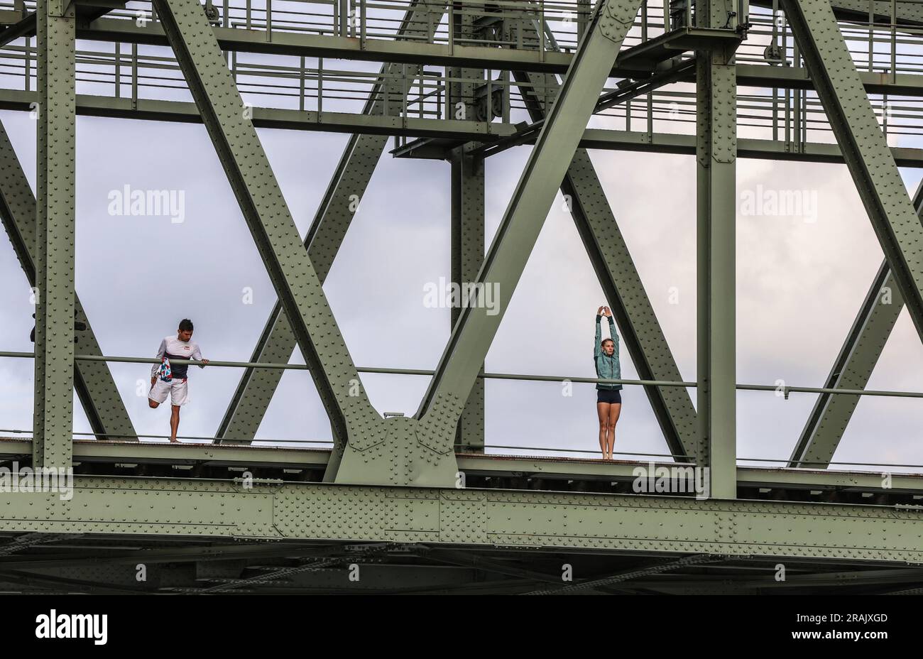 ROTTERDAM - Ginni van Katwijk and world champion Jonathan Paredes warm ...
