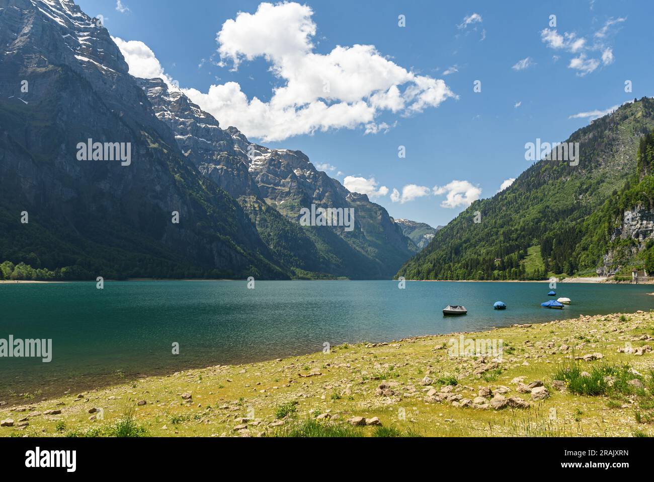 Lake Kloentalersee, an idyllic mountain lake in the Glarus Alps ...