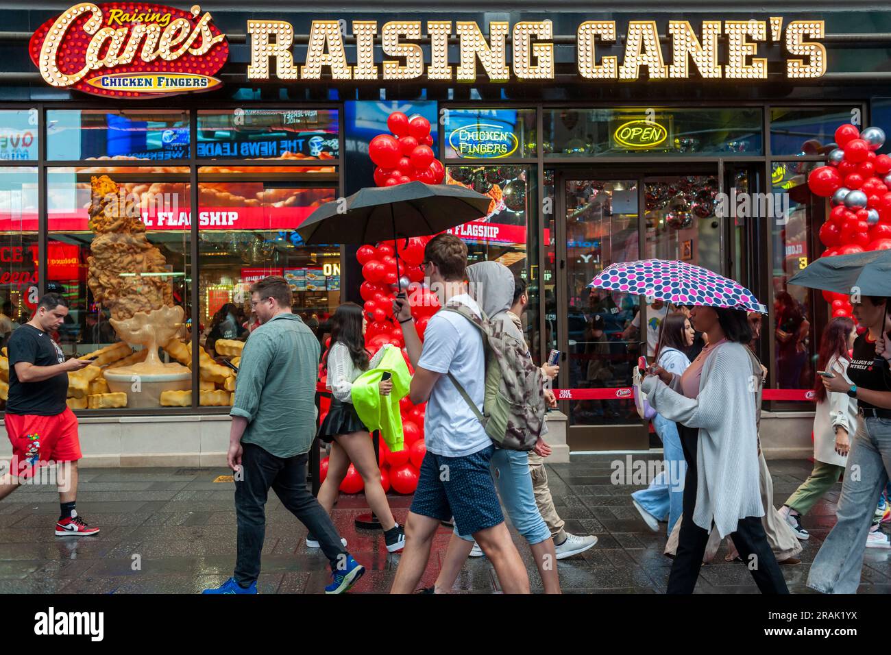 Hordes of chicken finger lovers flock to the grand opening of Raising ...