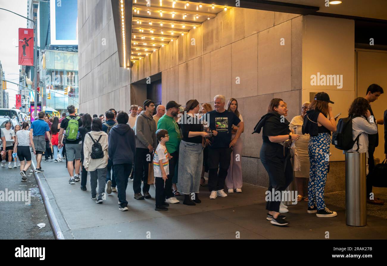 Hordes of people wait in line to enter the Lion King in the Minskoff ...