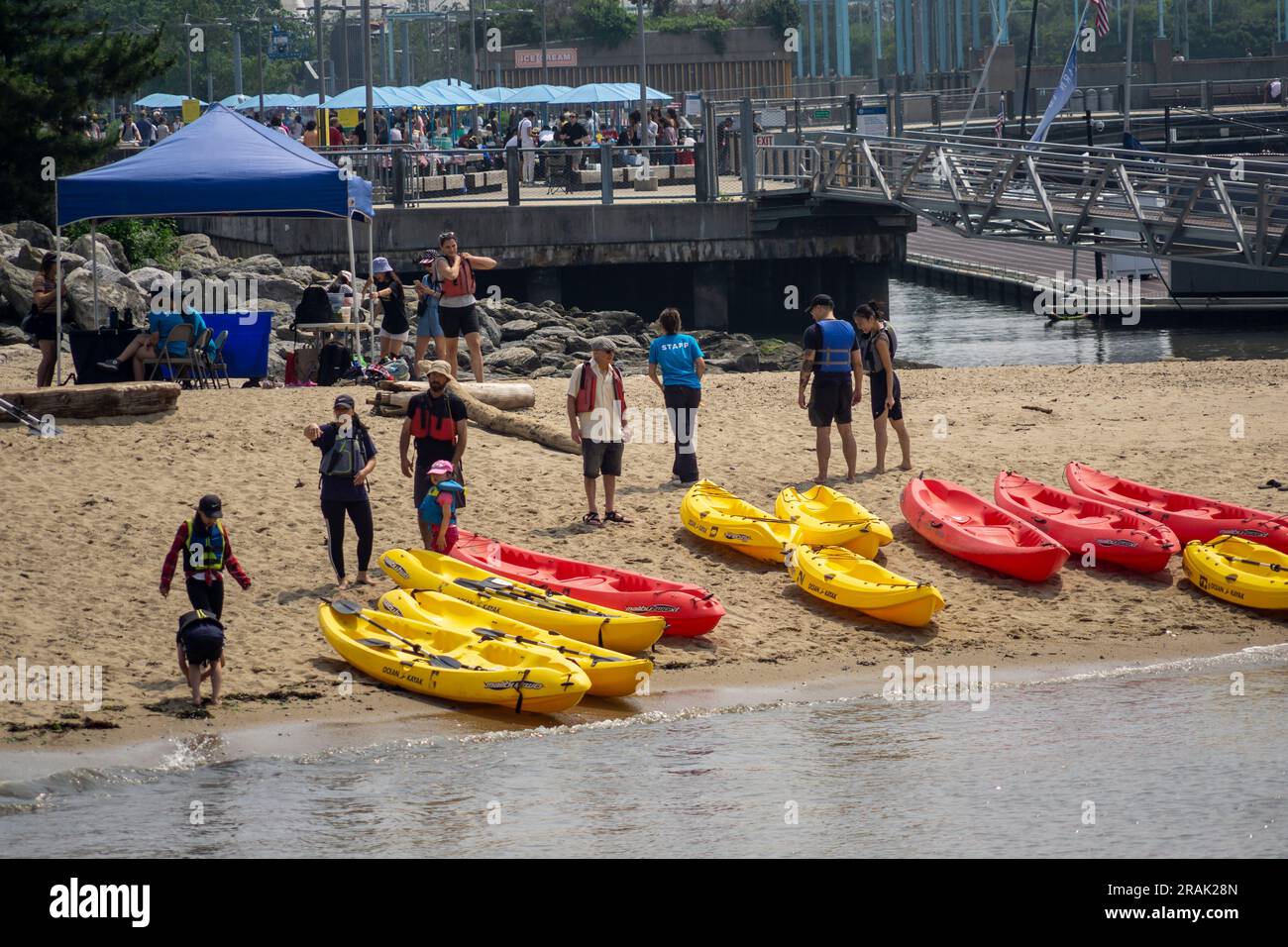 Kayaking in Brooklyn Bridge Park in the Dumbo neighborhood of Brooklyn ...