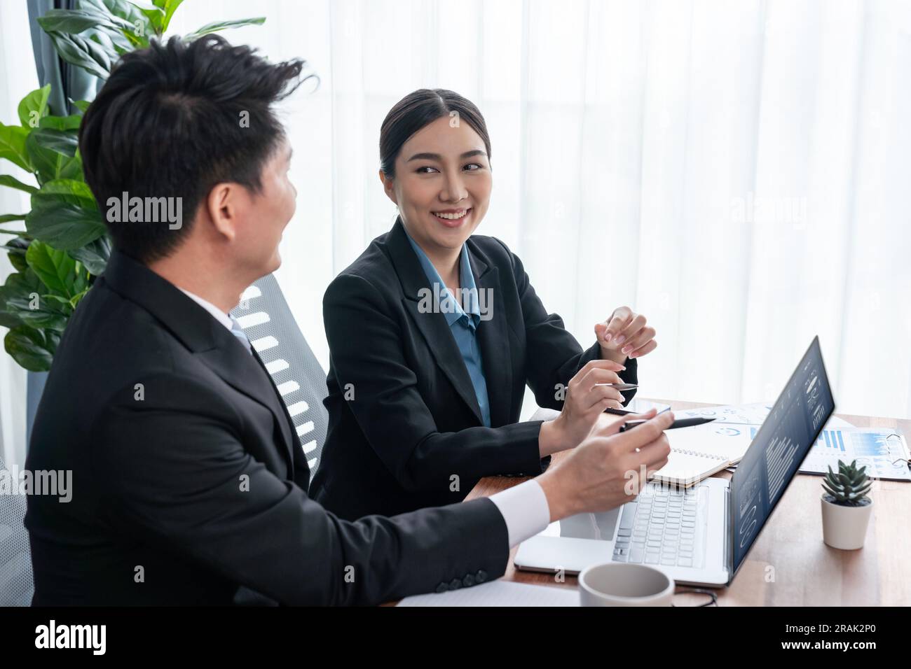 Busy analyst team in office discuss data analysis and marketing ...