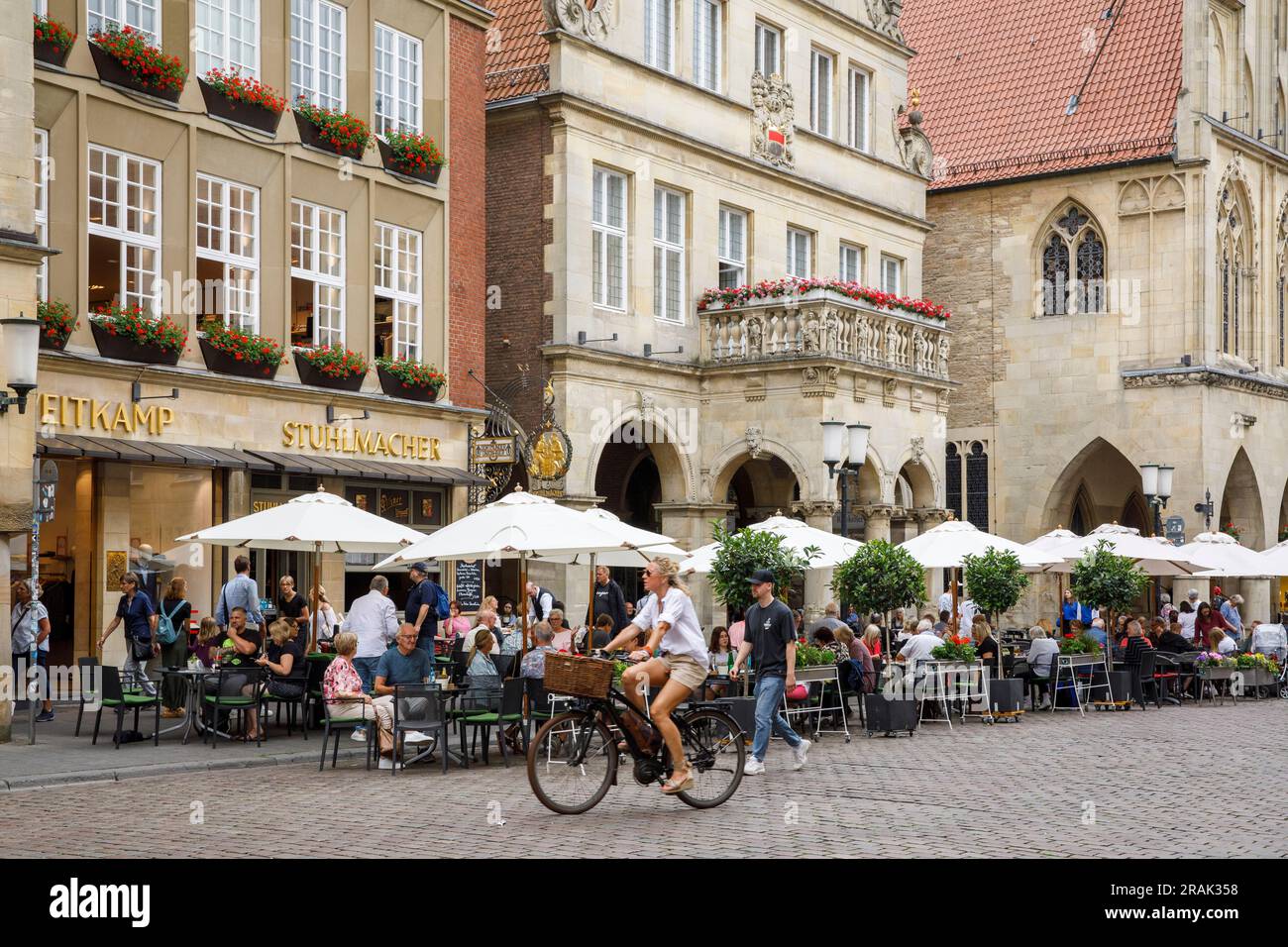 restaurant Stuhlmacher on Prinzipal market, to the right of it the ...