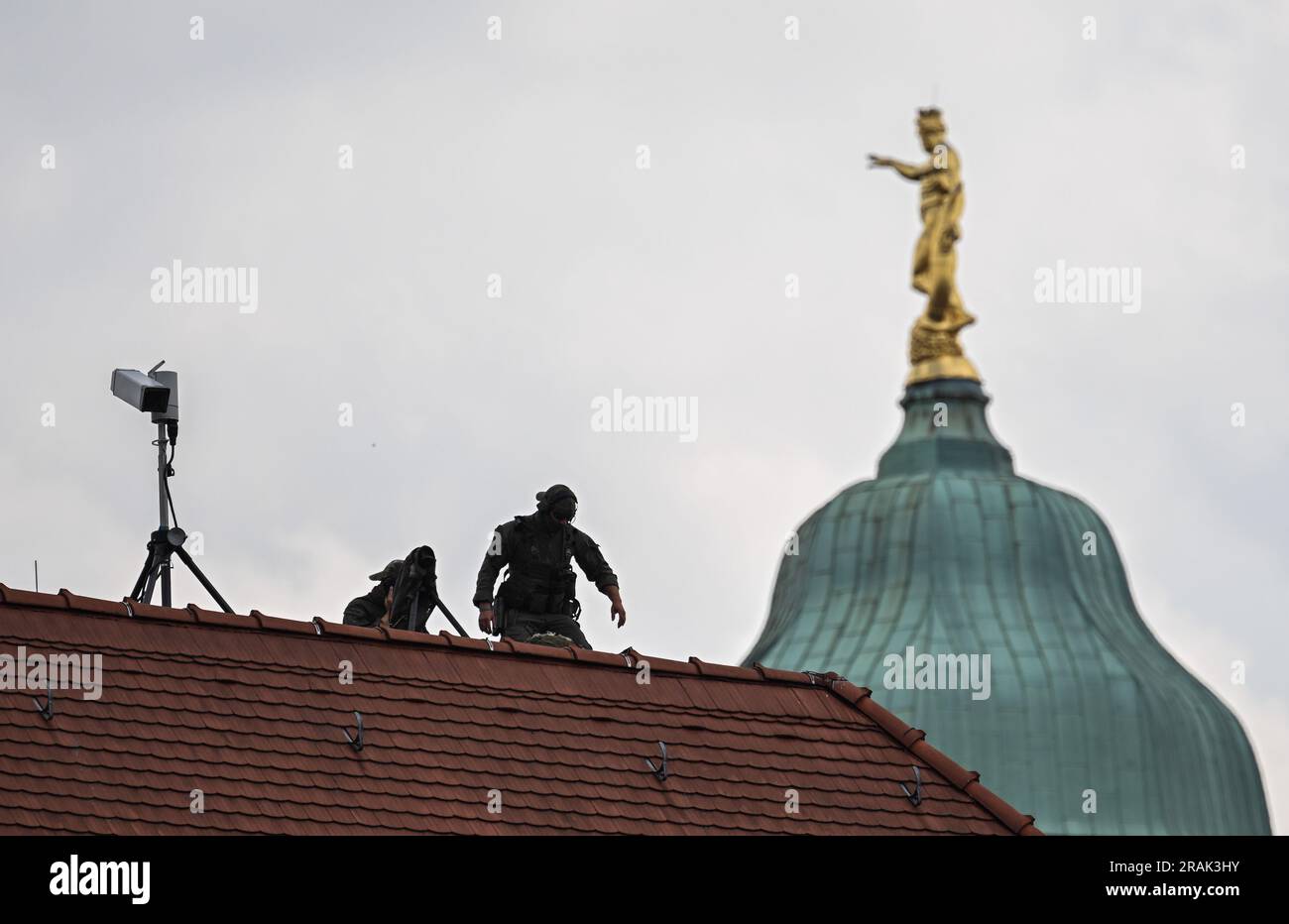 Take up position hi-res stock photography and images - Alamy