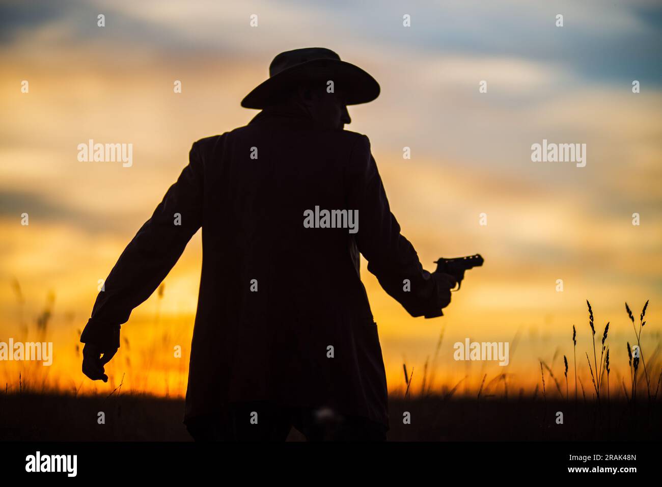 Cowboy silhouette against sunset hi-res stock photography and images ...