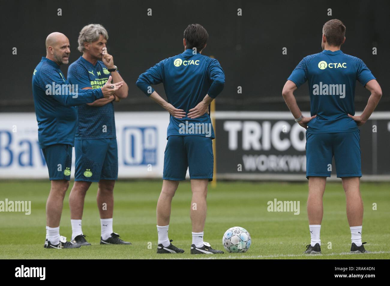 EINDHOVEN - (lr) PSV Eindhoven coach Peter Bosz, PSV Eindhoven ...