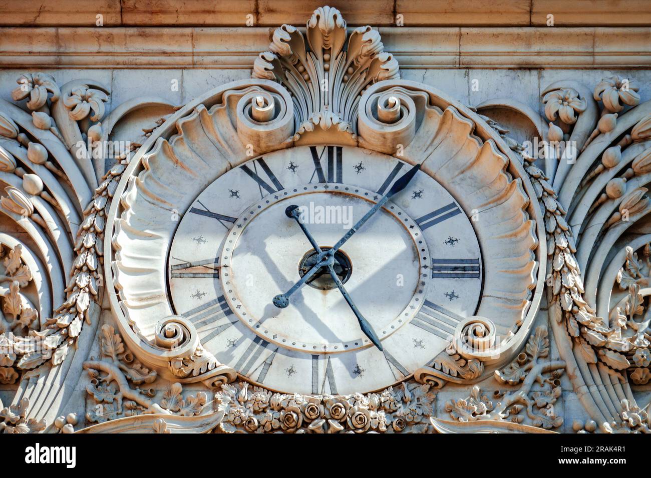 Arco da rua augusta clock hi-res stock photography and images - Alamy