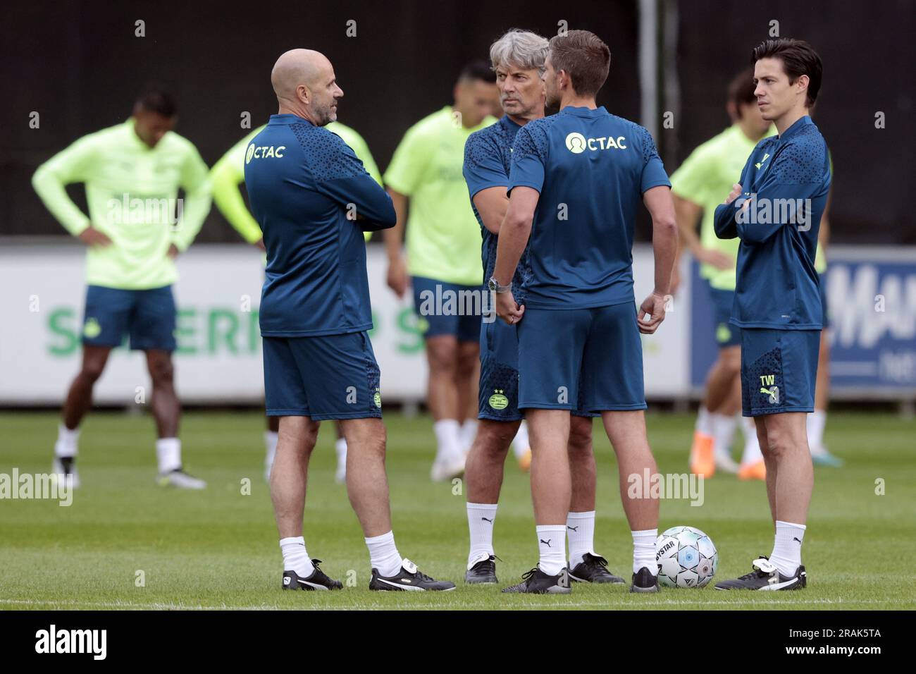 EINDHOVEN - (lr) PSV Eindhoven coach Peter Bosz, PSV Eindhoven ...