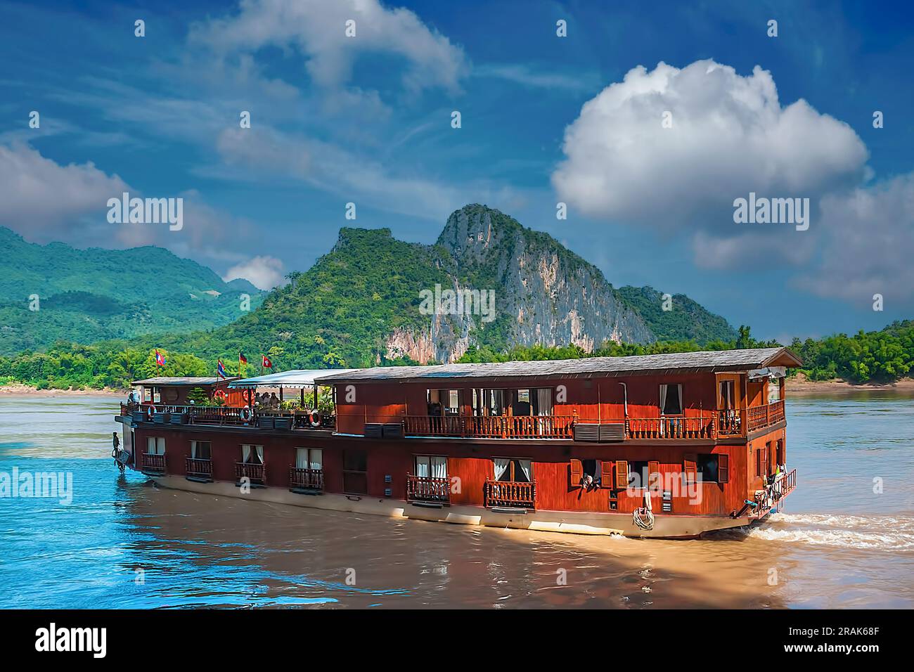 Luang prabang laos pak ou tourist hi-res stock photography and images ...